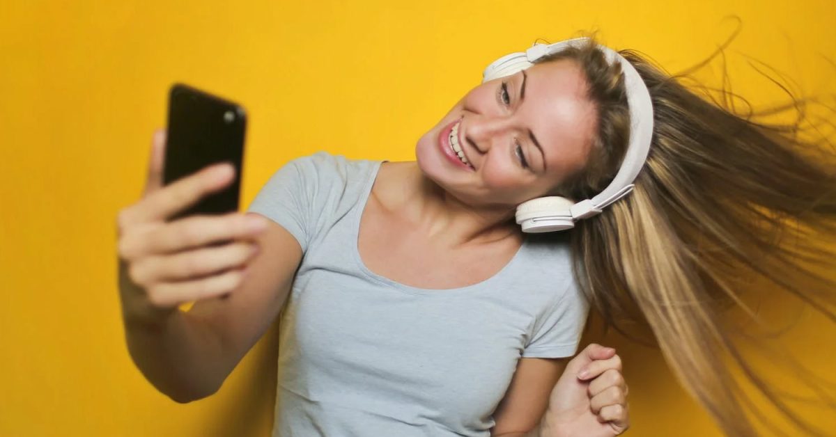 Listening to music in Spanish - Hablamos, Spanish School